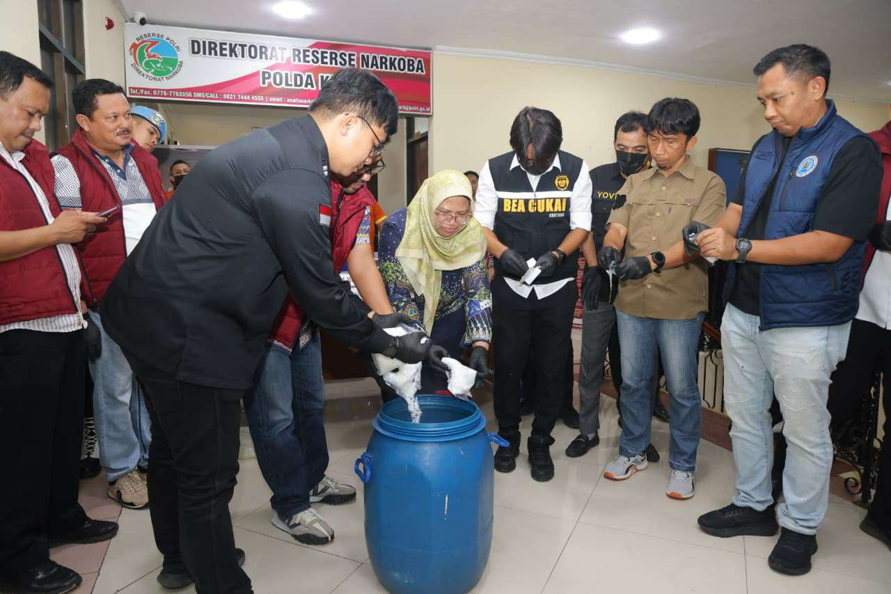 Sabu, Ganja dan Inex Dimusnahkan Pakai Api, Air Panas Hingga Blender di ...